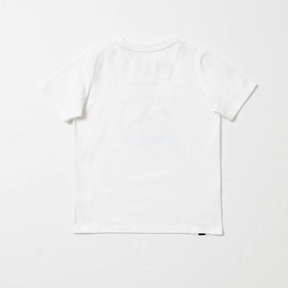 PLAYERA BLANCA CON DETALLES EN CUELLO Y LOGO AL FRENTE - Gran Chapur